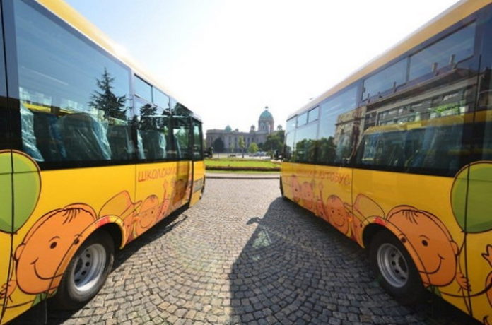 Đaci na ekskurzije u žutim autobusima, sa vezanim pojasevima, na ...