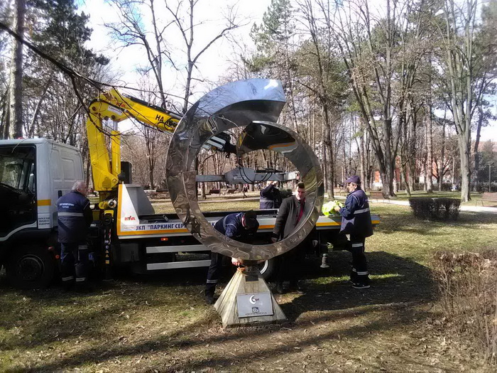 Skulptura ''Forma'', koju su huligani oštetili, ponovo postavljena u ...
