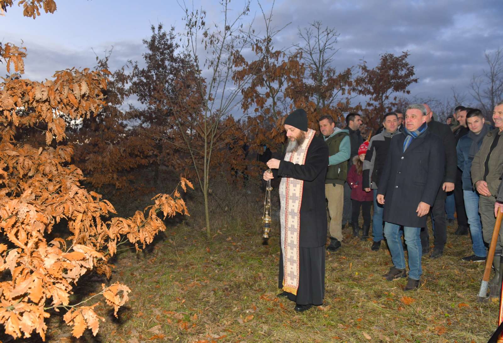 Predstavnici gradskog rukovodstva odsekli badnjak u Rakovi (FOTO ...
