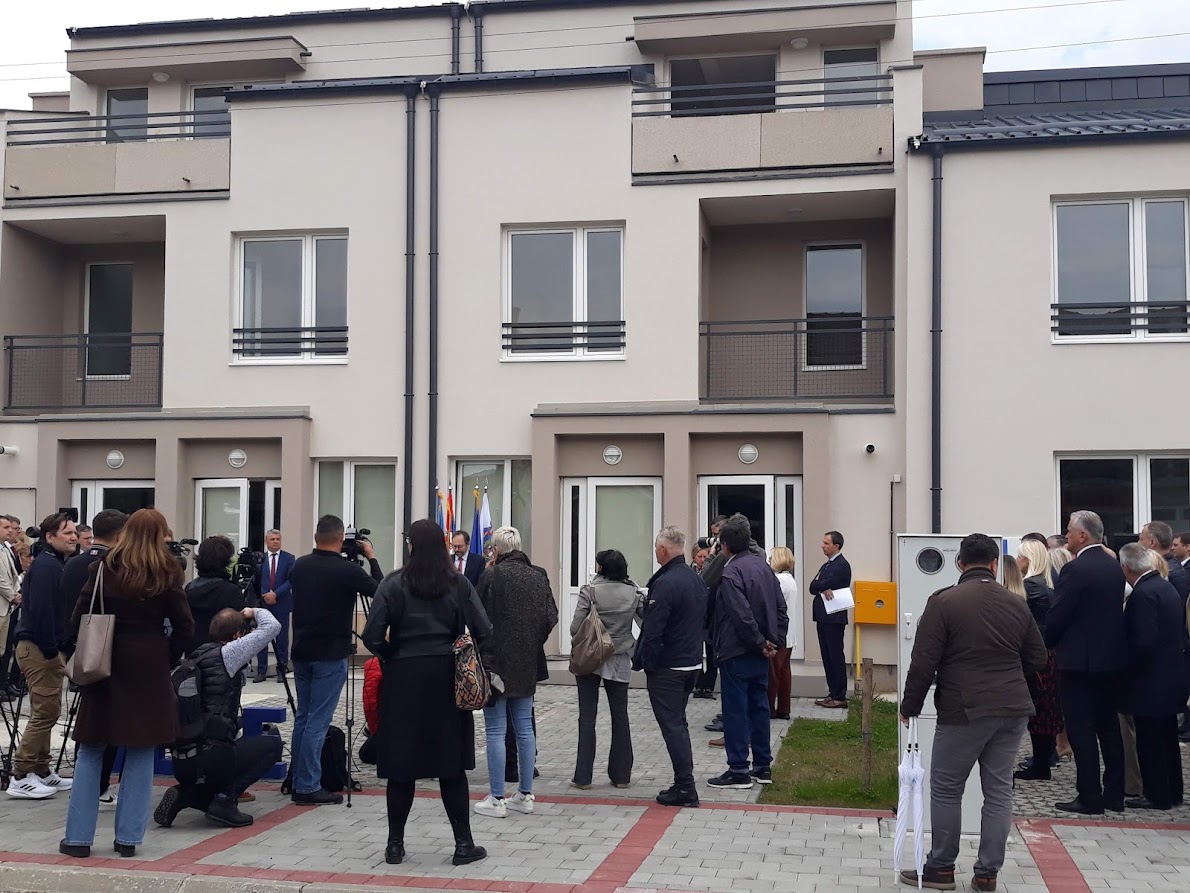 Dvanaest ugroženih porodica iz Čačka danas zahvaljujući EU dobilo krov ...