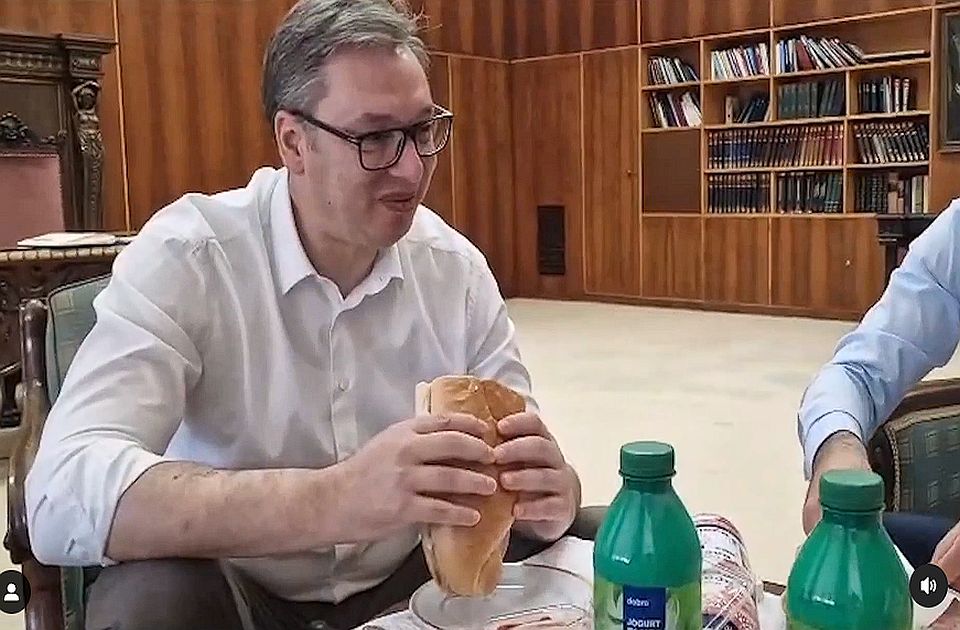 Vučić, Mali i Momirović doručkovali sendvič sa parizerom i najavili da ...